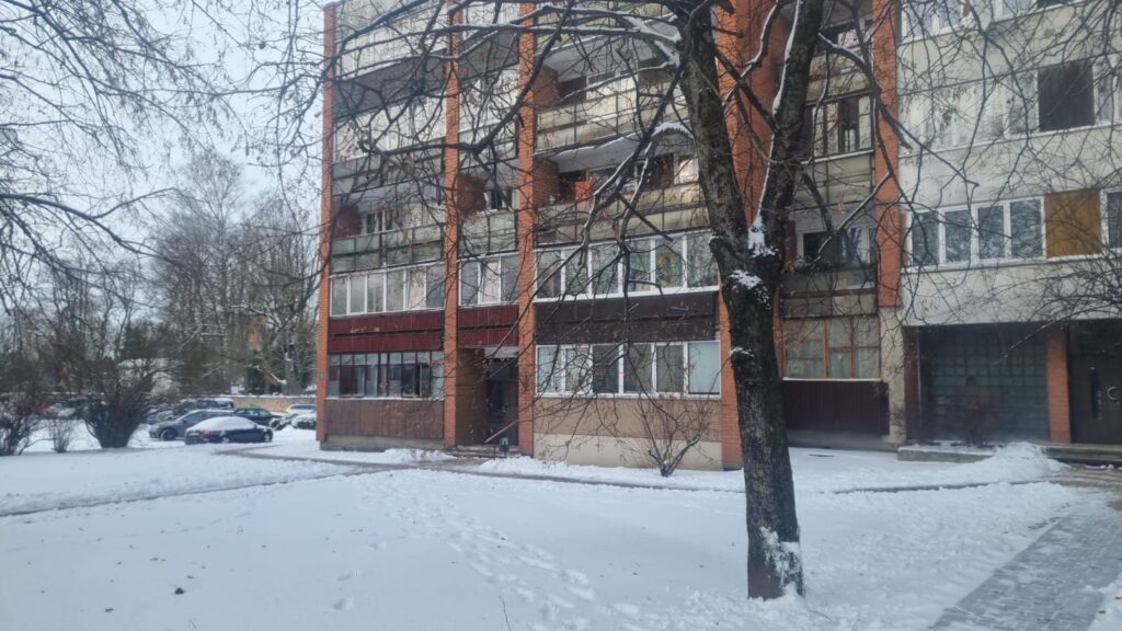Iecavas nama kāpņutelpā naktīs uzturas bezpajumtnieks; pašvaldības ...